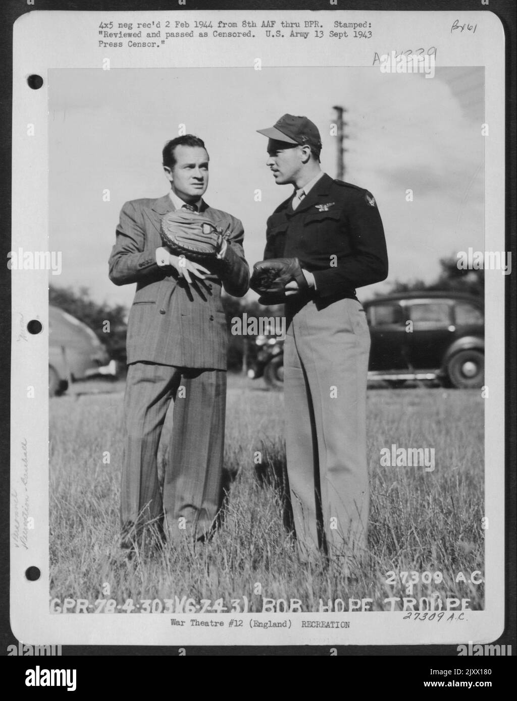 Capt. Billy B. Southworth, Columbus, Ohio, pilot, explaining catching ...
