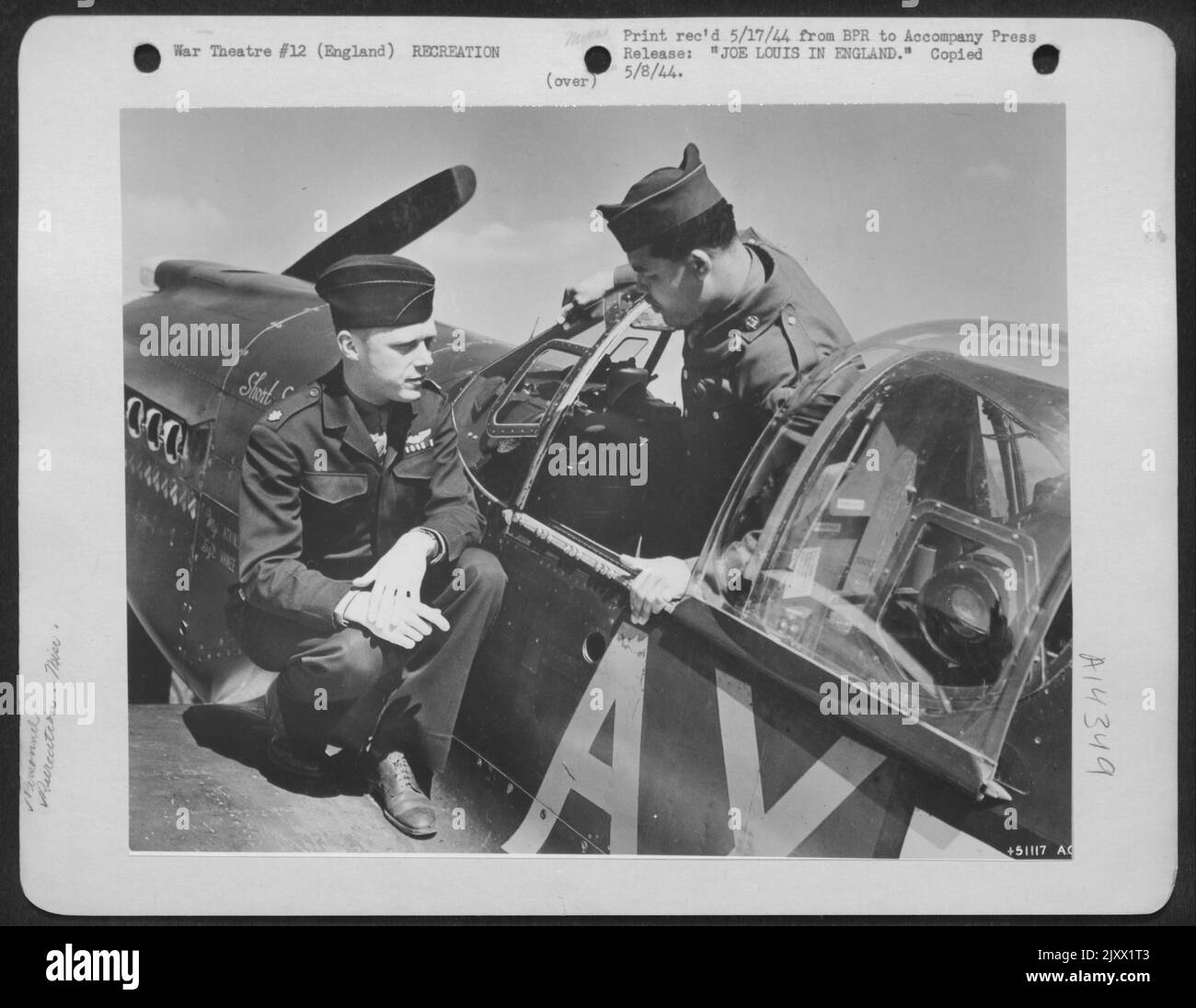 JOE LOUIS IN ENGLAND.After putting on a boxing exhibition at an air ...