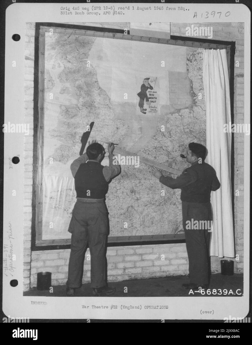 Crew Room Of The 391St Bomb Group, England, 6 April 1944 Stock Photo ...