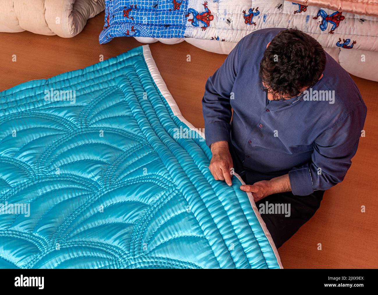 quilt maker makes quilts using wool and linen by hand Stock Photo - Alamy