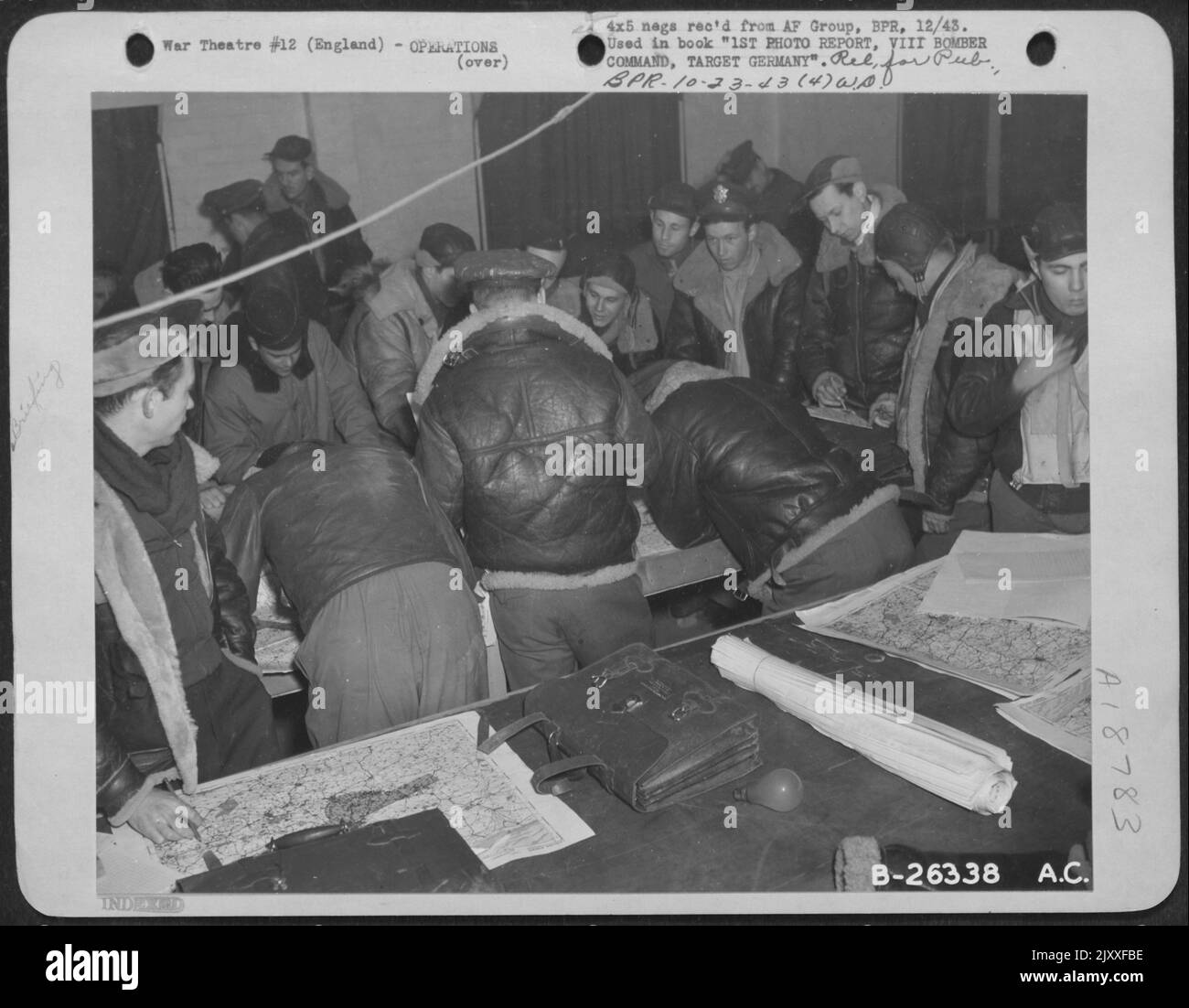 B 17 crew to briefing hi-res stock photography and images - Alamy