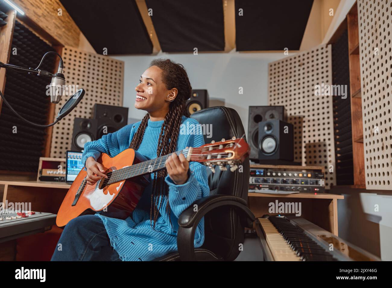 Beautiful singer dreadlocks hi-res stock photography and images - Alamy