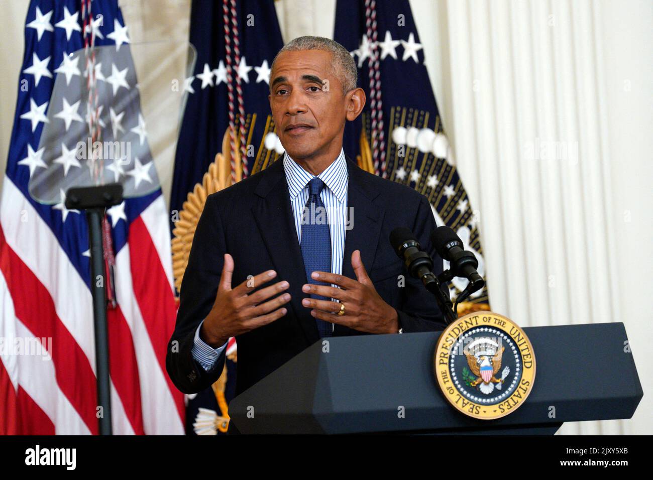 Former President Barack Obama speaks after unveiling his official White ...