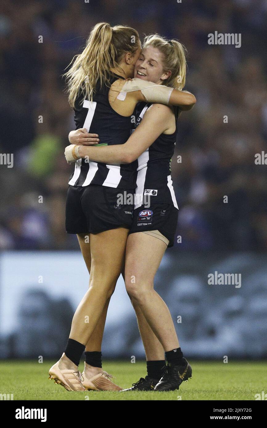 Sarah Rowe of the Magpies (left) celebrates a goal during the Round 6 ...