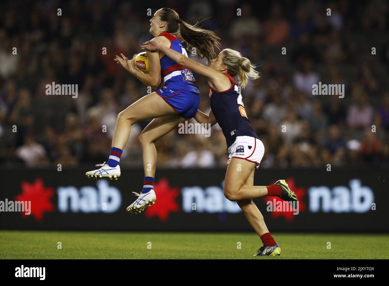 Isabel Huntington of the Bulldogs marks the ball during the Round 6 ...