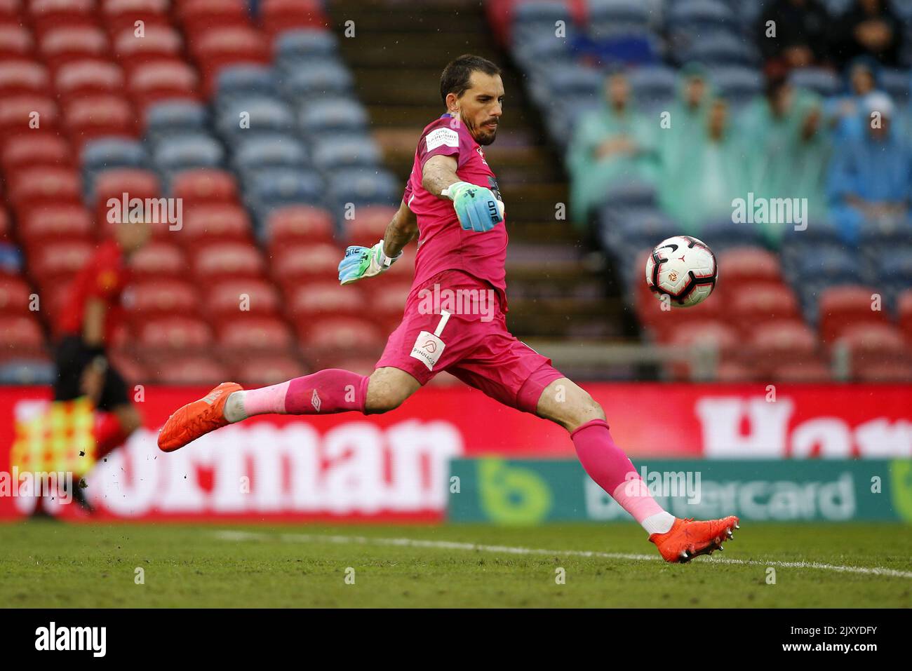 Ben Kennedy of the Mariners clears the ball during the Round 22 A ...