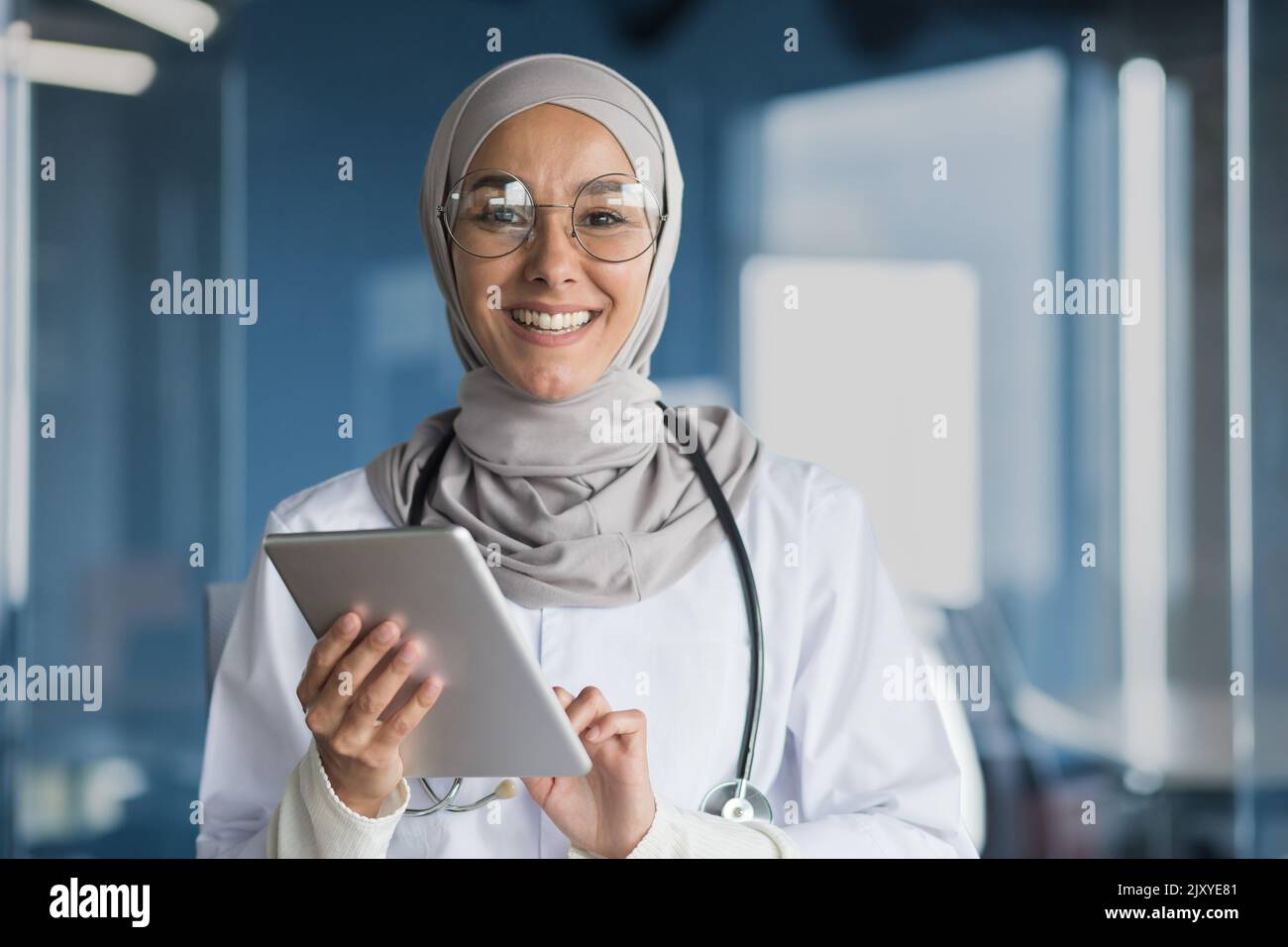 Muslim female doctor hi-res stock photography and images - Alamy