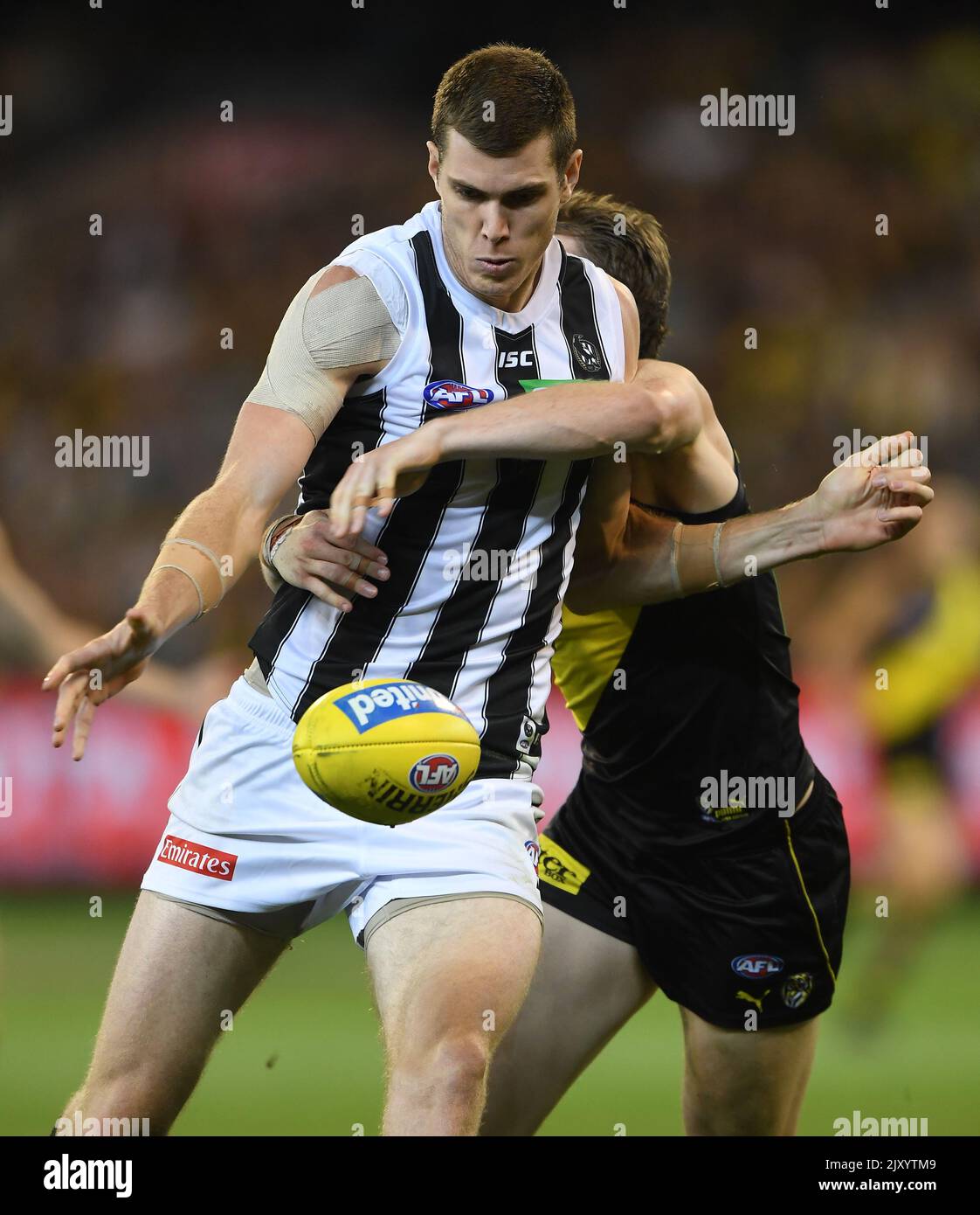Mason Cox of the Magpies (left) and Dylan Grimes of the Tigers contest ...
