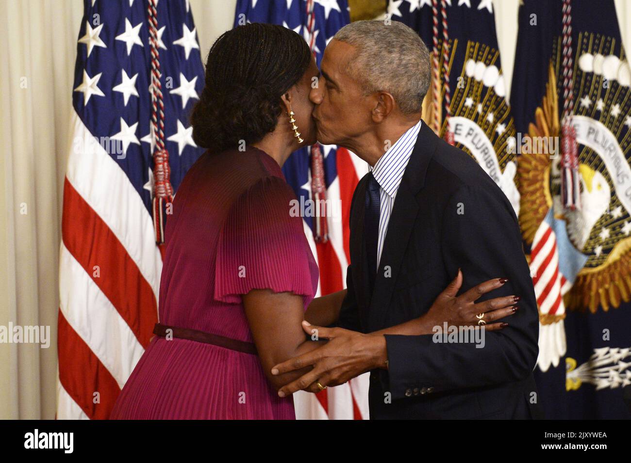 Barack And Michelle Obama Kiss Cam