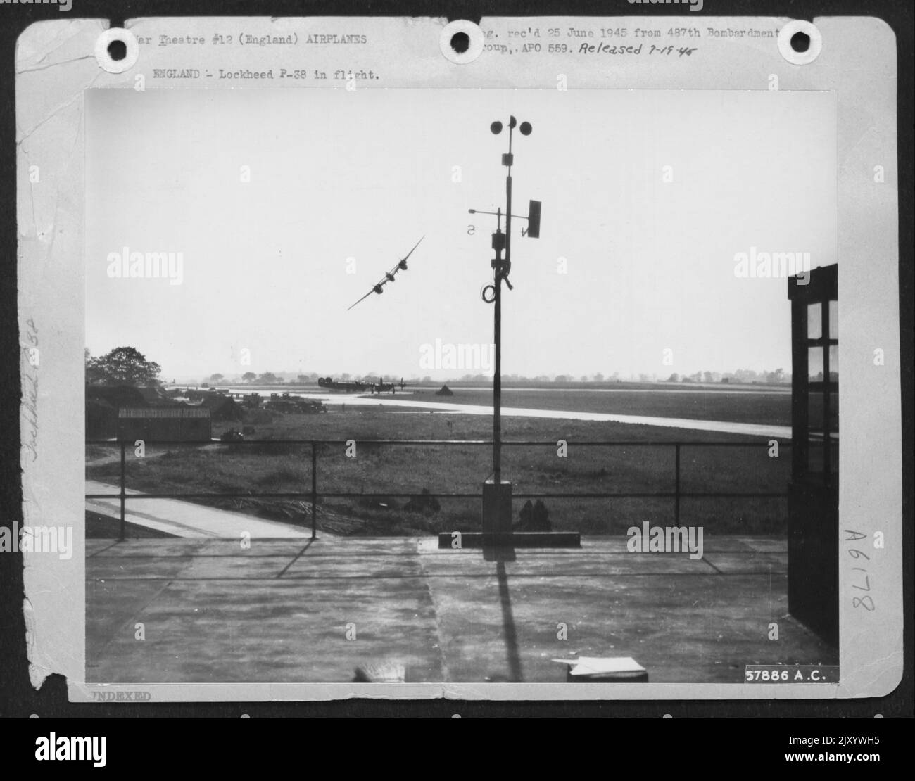 38 lightning in flight hi-res stock photography and images - Alamy