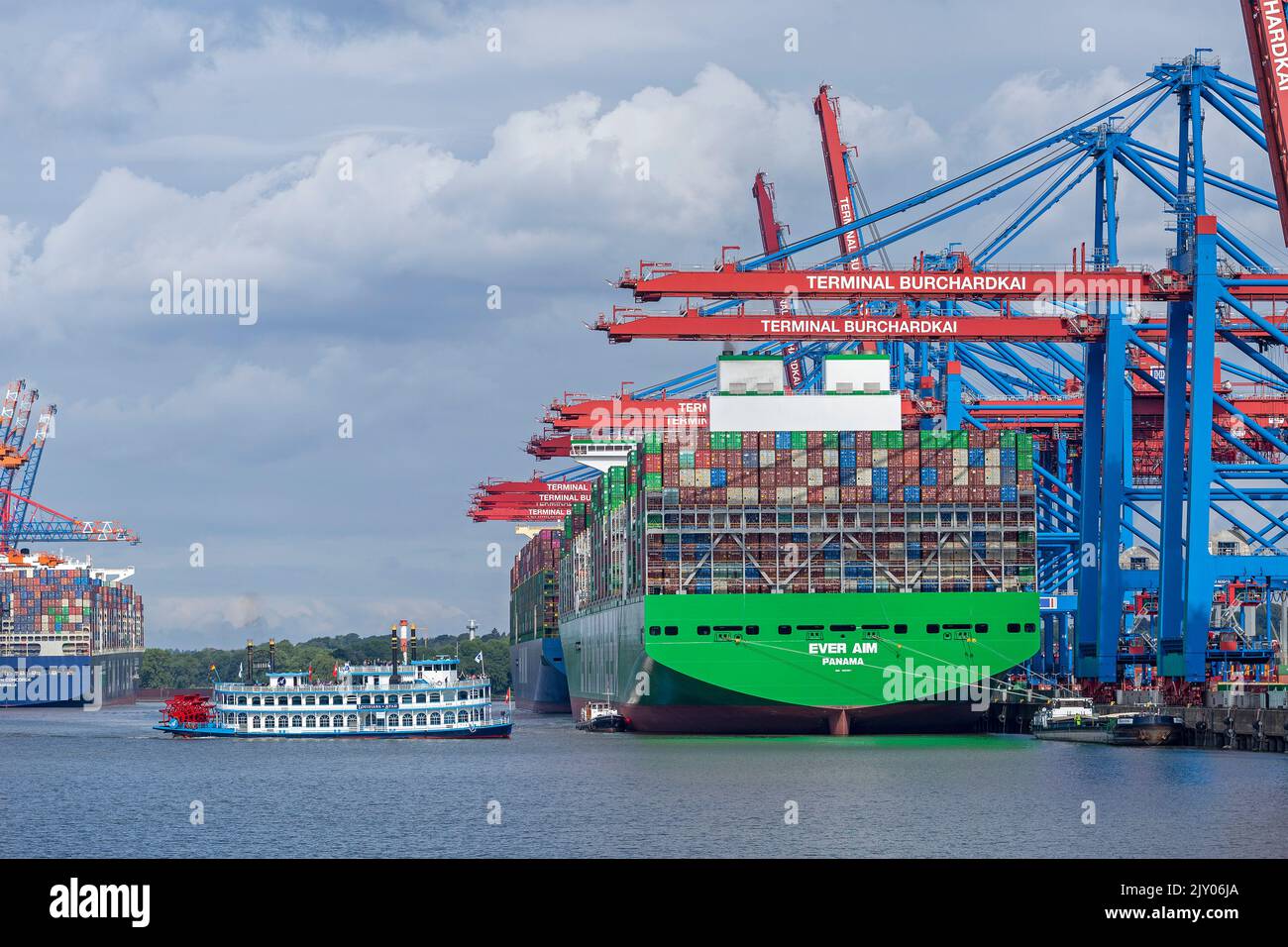 container ships and excursion boat, paddle steamer Louisiana Star ...