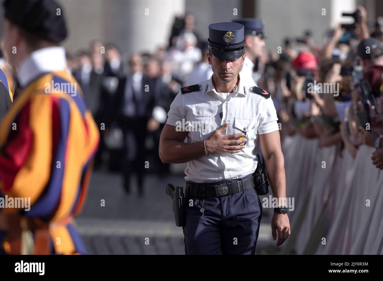 Vatican City, Vatican, 7 september 2022. A man of the Vatican ...