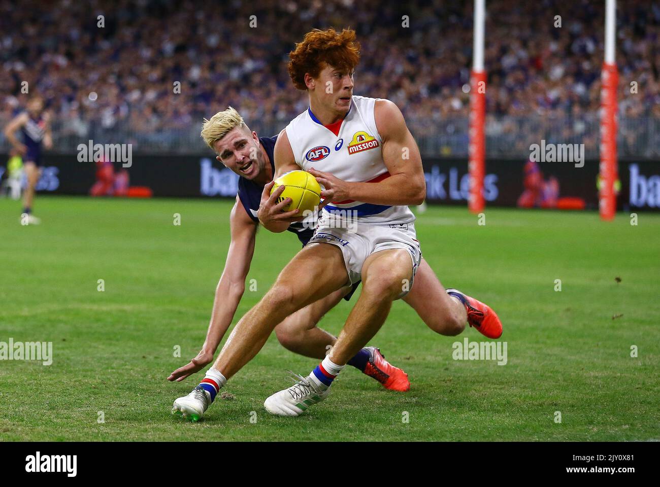 Ed Richards of the Bulldogs gets away from Luke Ryan of the Dockers ...