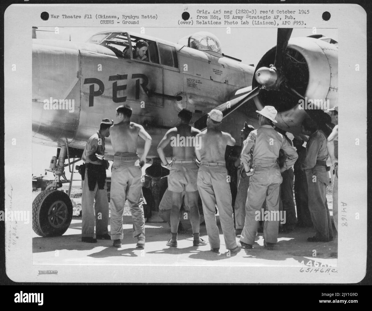 Eager Ground Crew Men Of This North American B-25 'Mitchell' Of The ...