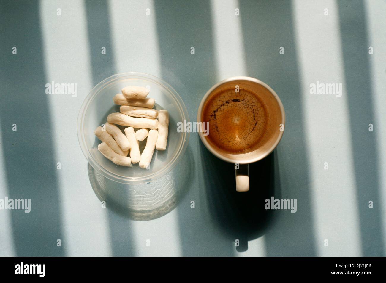Empty potato chips bowl hi-res stock photography and images - Alamy