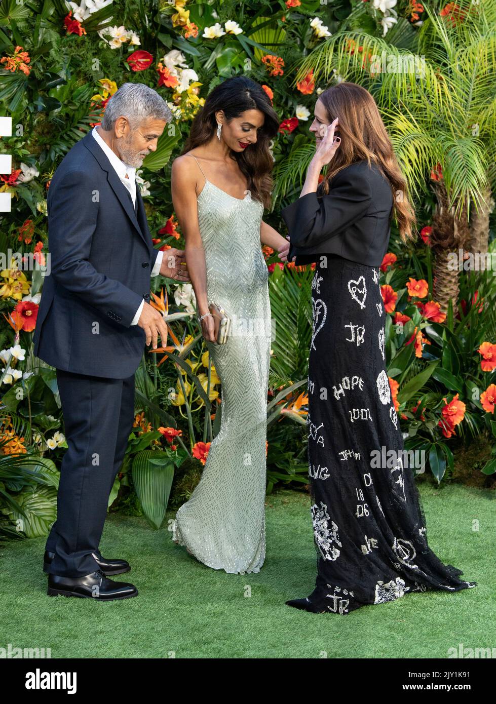 London, UK. 07th Sep, 2022. Julia Roberts, Alma Clooney and George ...