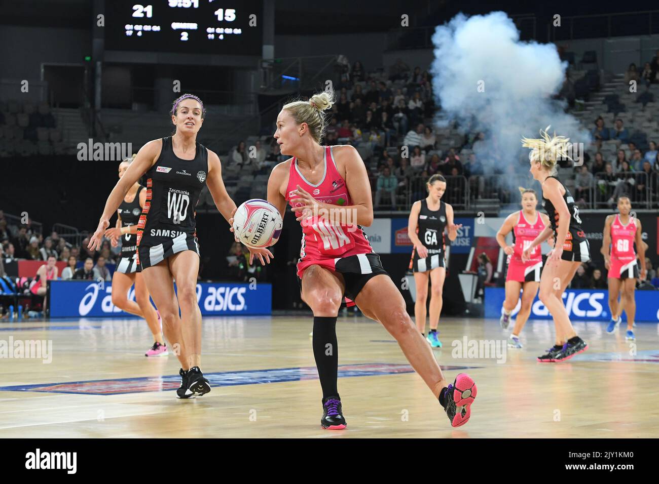 Chelsea pitman (centre) of the Thunderbirds in action during the Round ...