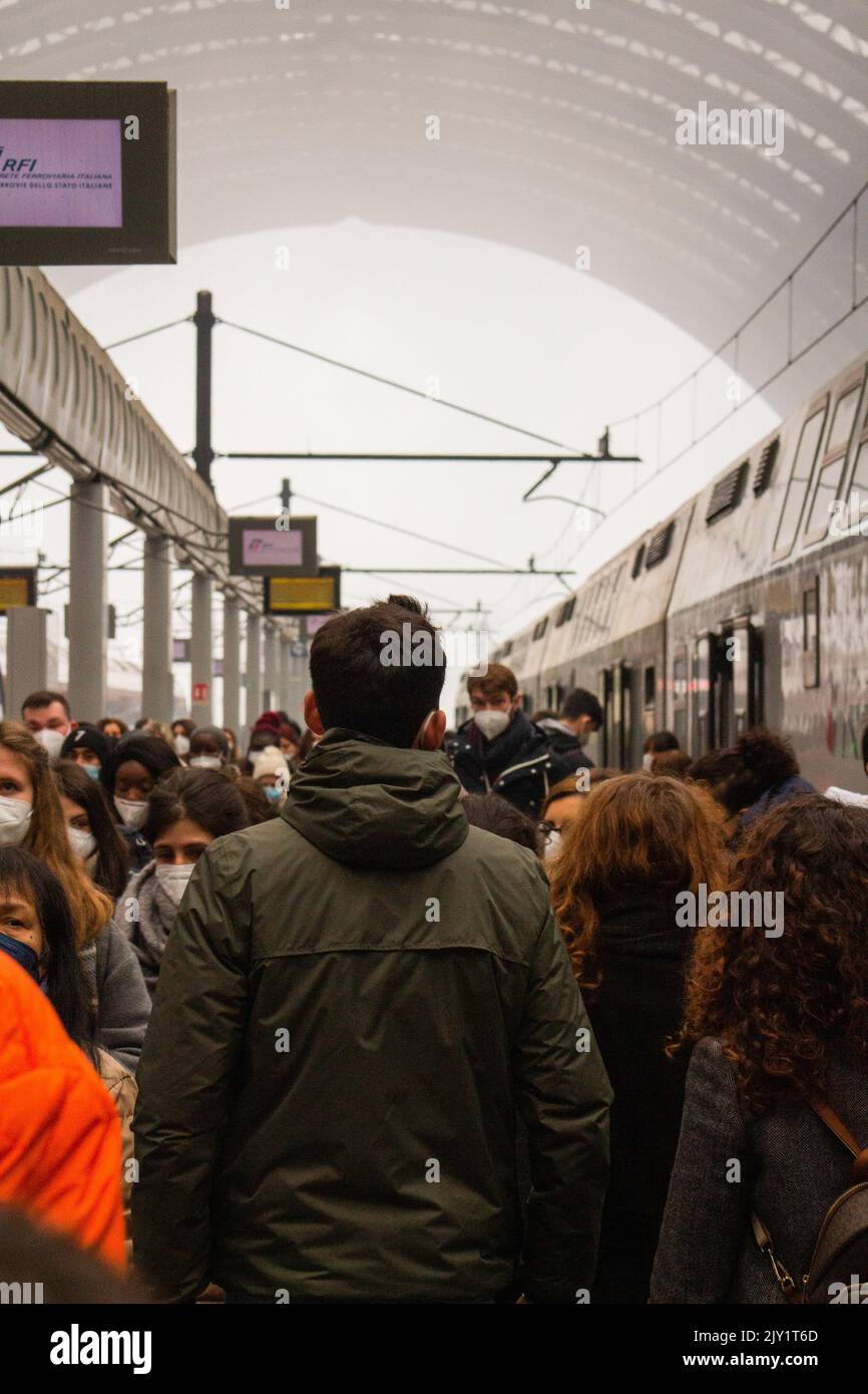 Milan railway station crowd hi-res stock photography and images - Alamy