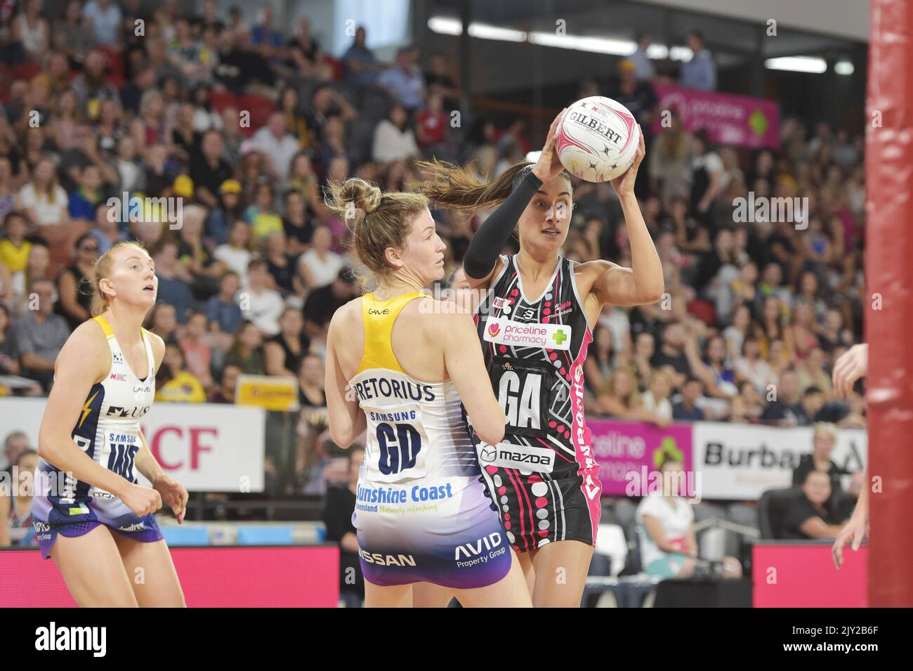 Karla Pretorius of the Lightning and Maria Folau of the Thunderbirds ...