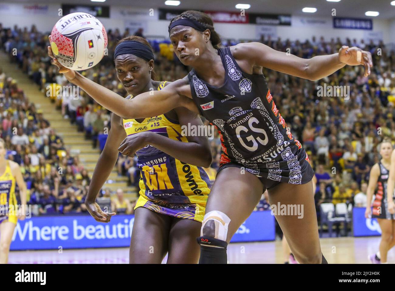 Phumza Maweni of the Lightning (left) and Shimona Nelson of the Magpies ...