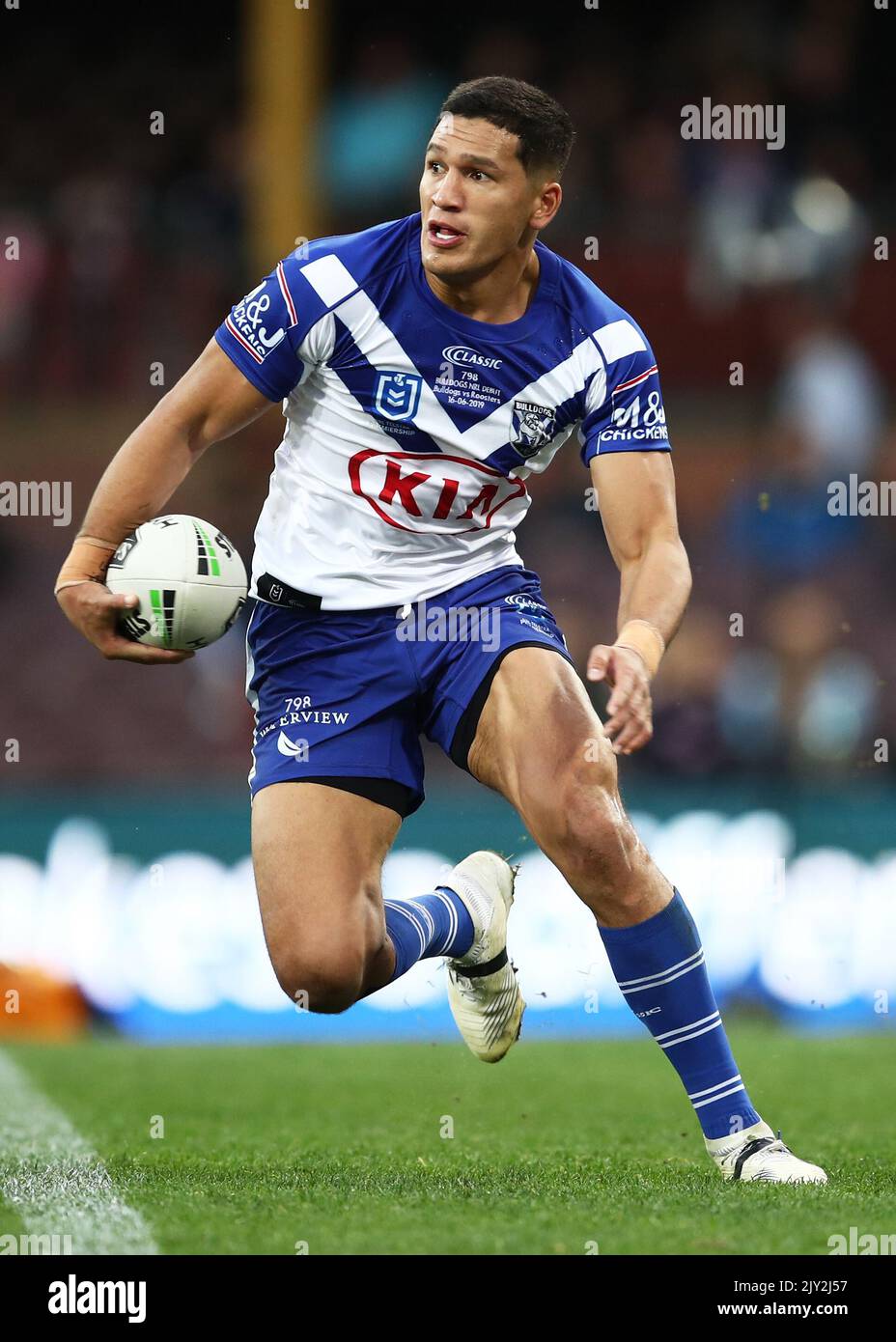 Dallin Watene-Zelezniak of the Bulldogs runs the ball during the Round ...