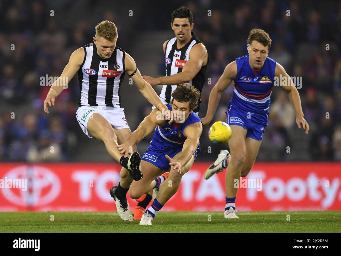 Adam Treloar of the Magpies (left) and Josh Dunkley of the Bulldogs ...