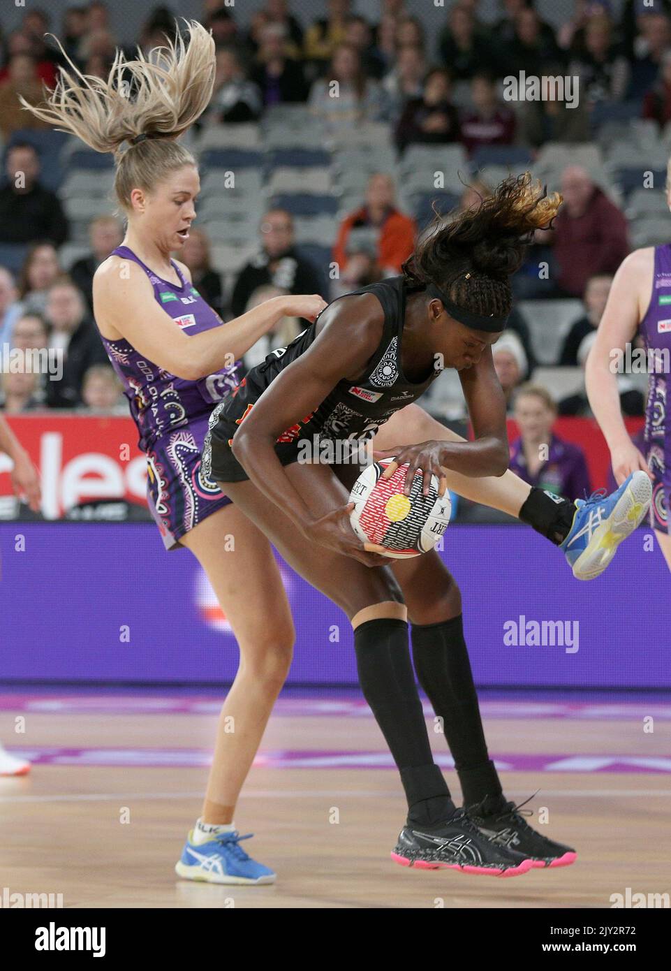 Shimona Nelson of the Magpies (right) contests with Kim Jenner of the ...