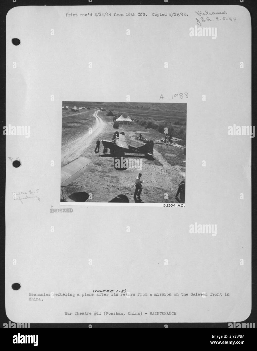 Refueling a plane Black and White Stock Photos & Images - Alamy