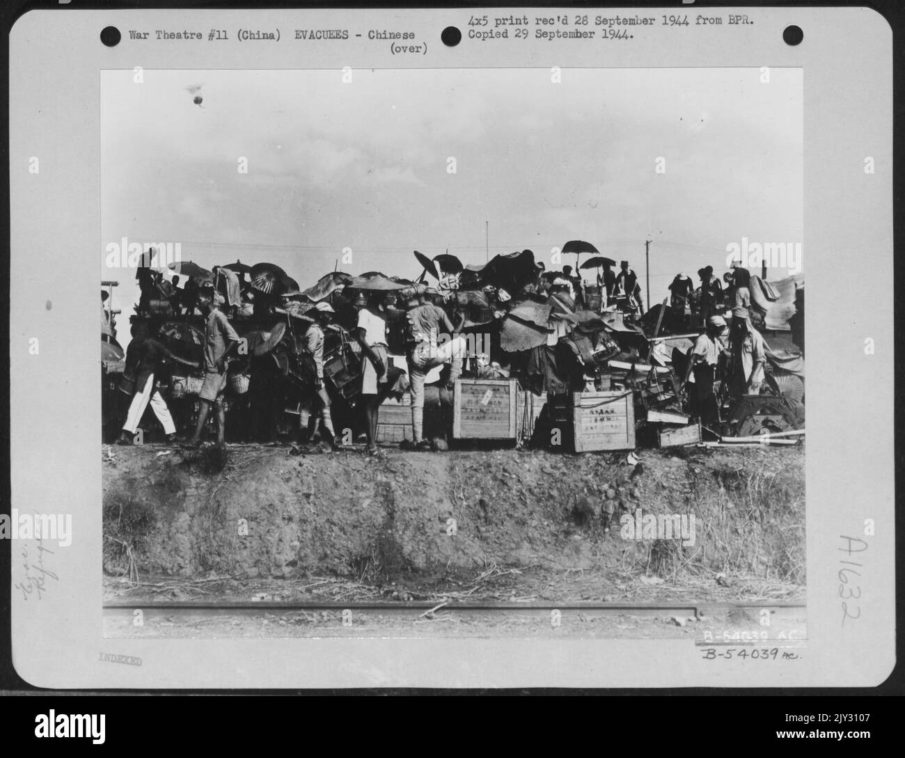 With the personal belongings they were able to carry, Chinese refugees ...