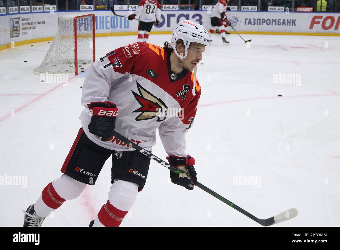 Avangard Hockey Club player, Alex Broadhurst (No.17) seen in action ...
