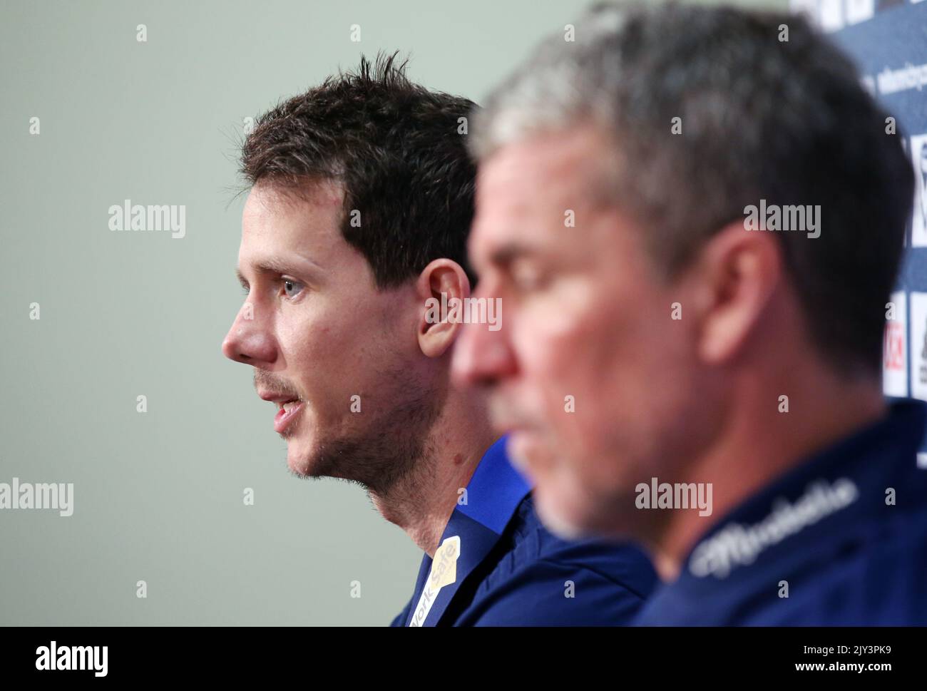 Melbourne Victory sign up Robbie Kruse (left) with head Coach, Marco ...