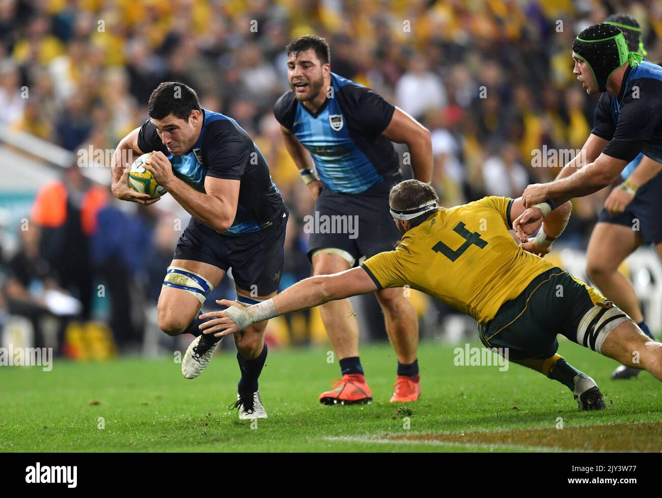 Guido Petti Pagadizaval (left) of the Pumas gets past Izack Rodda of ...