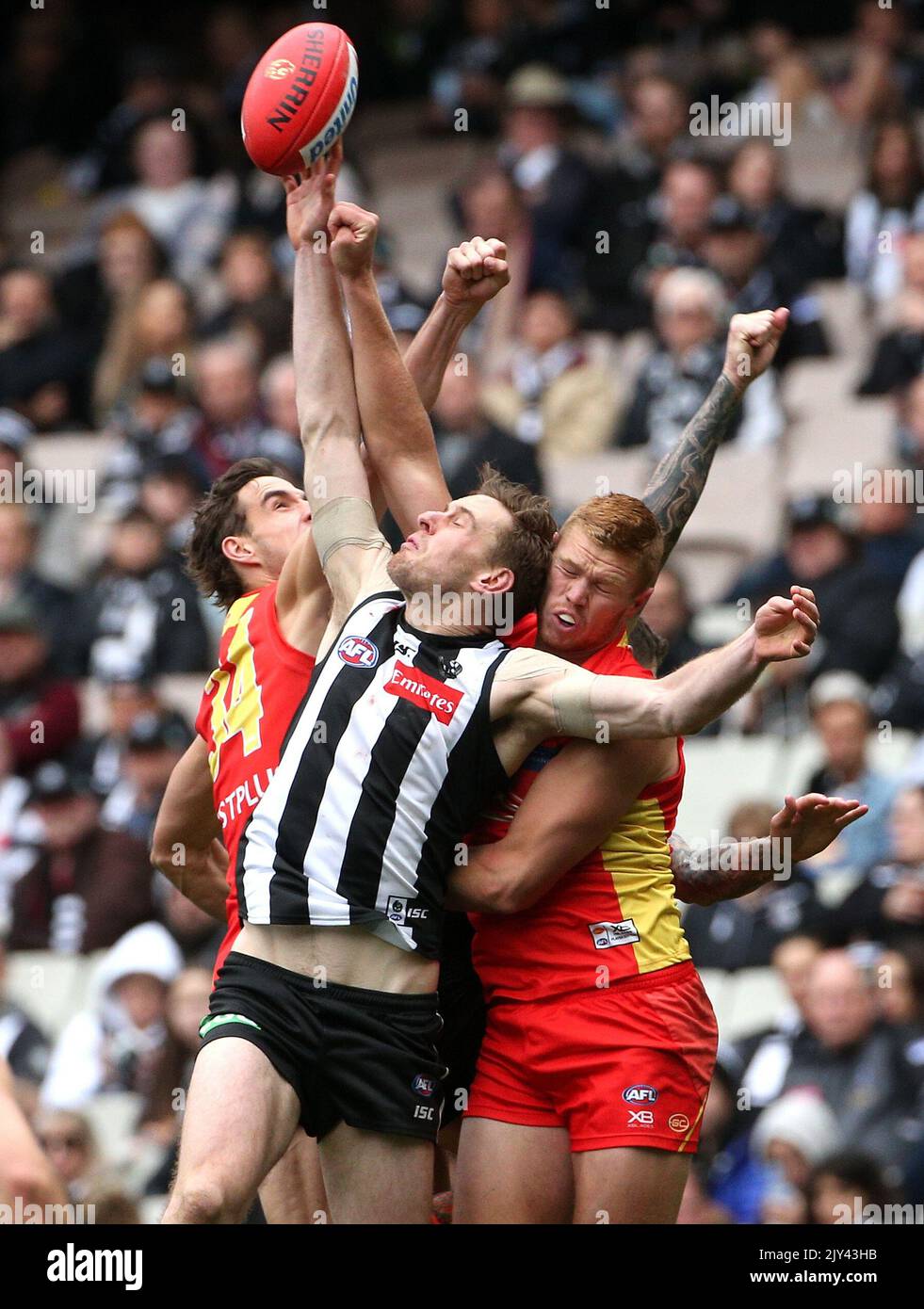 Jordan Roughead of the Magpies (centre) contests with Ben King (left ...