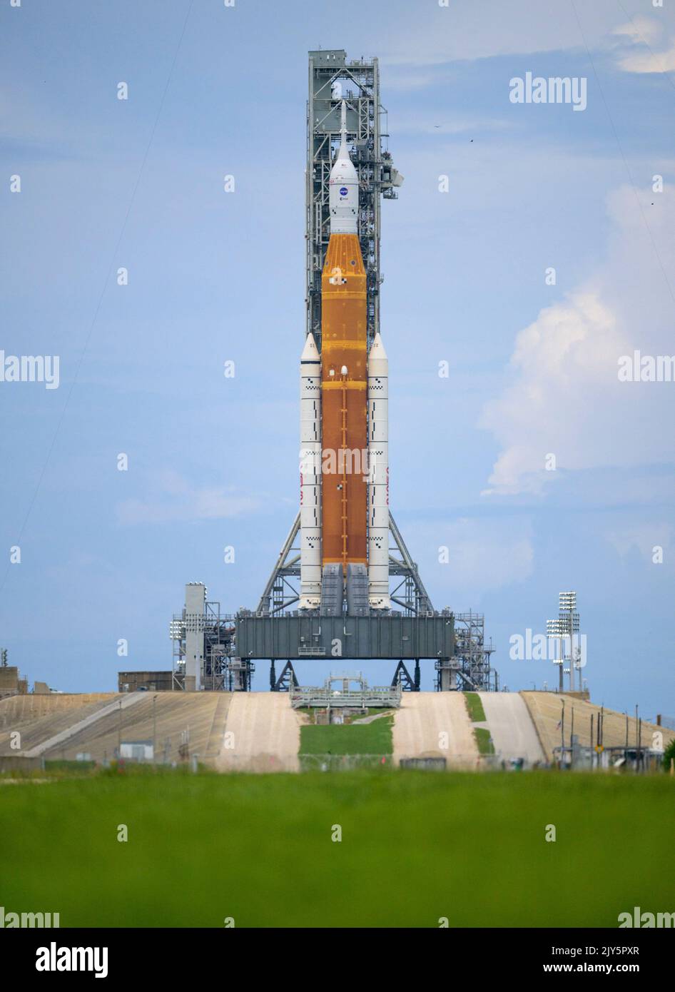 NASAÕs Space Launch System (SLS) rocket with the Orion spacecraft ...