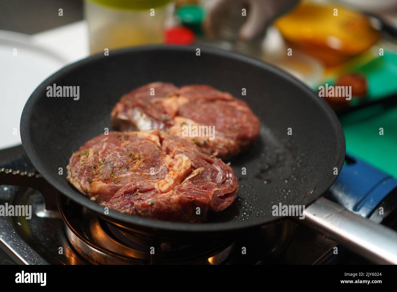 Beef steak in griddle pan hi-res stock photography and images - Alamy
