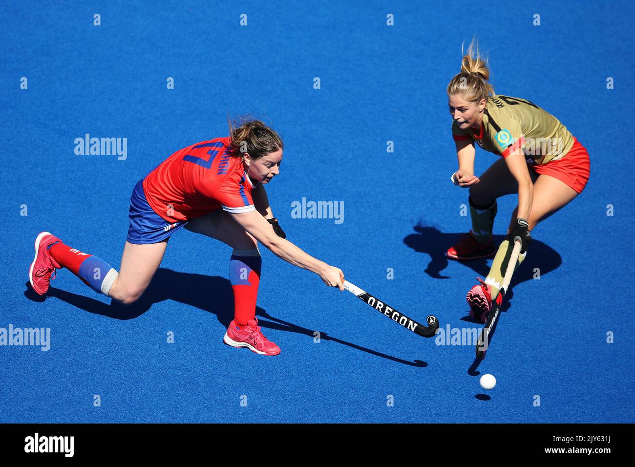 Karri McMahon of the Fire competes with Alice Arnott of the Pride ...