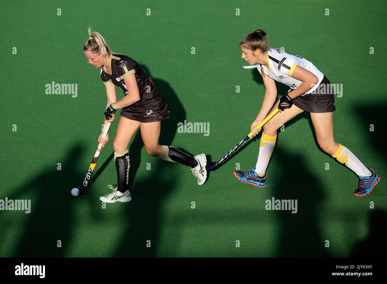 Madi Ratcliffe of Melbourne competes with Karri Somerville during the ...