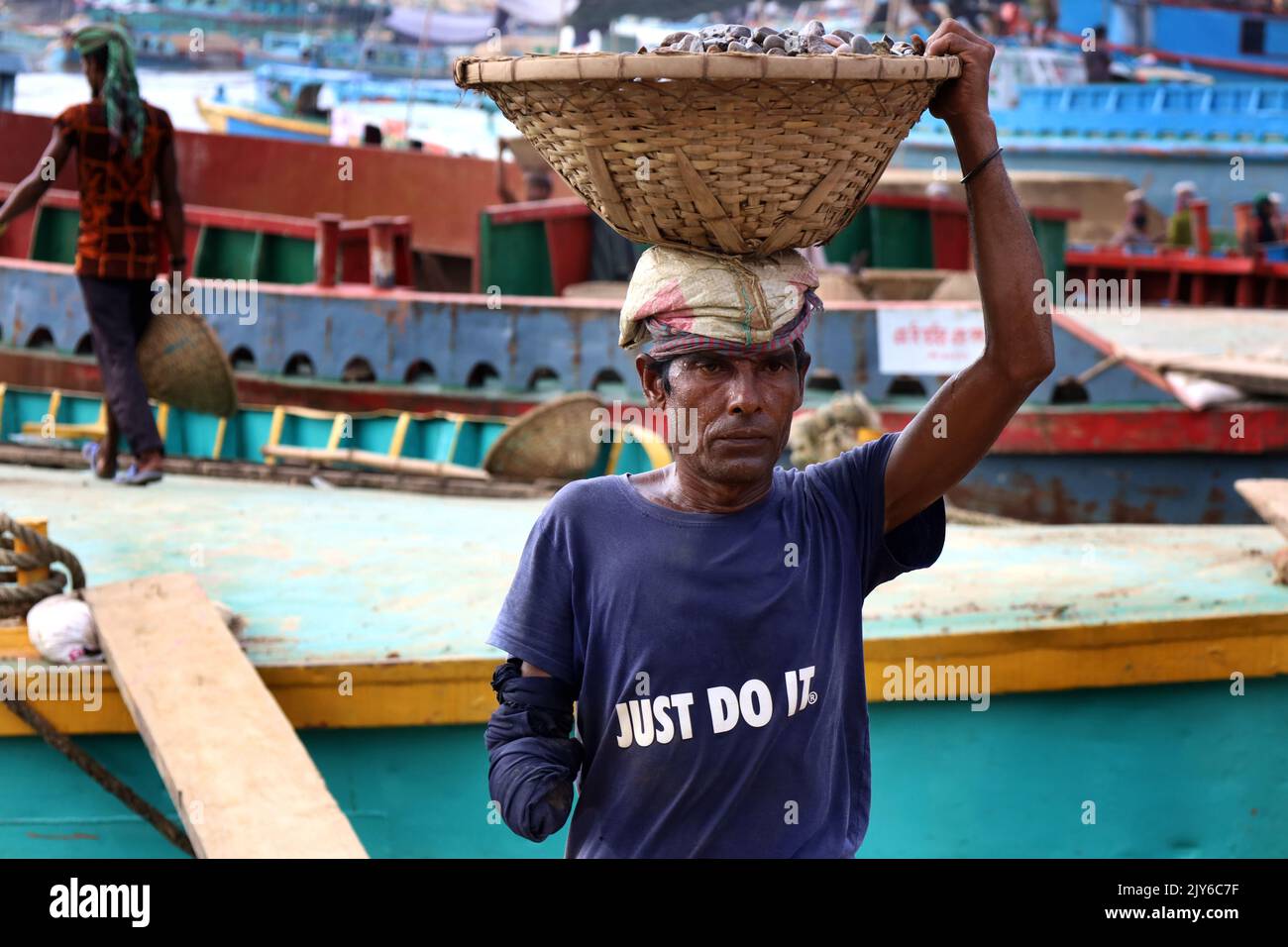 Dhaka, Bangladesh. 7th Sep, 2022. Workers unloading a heavy load of ...