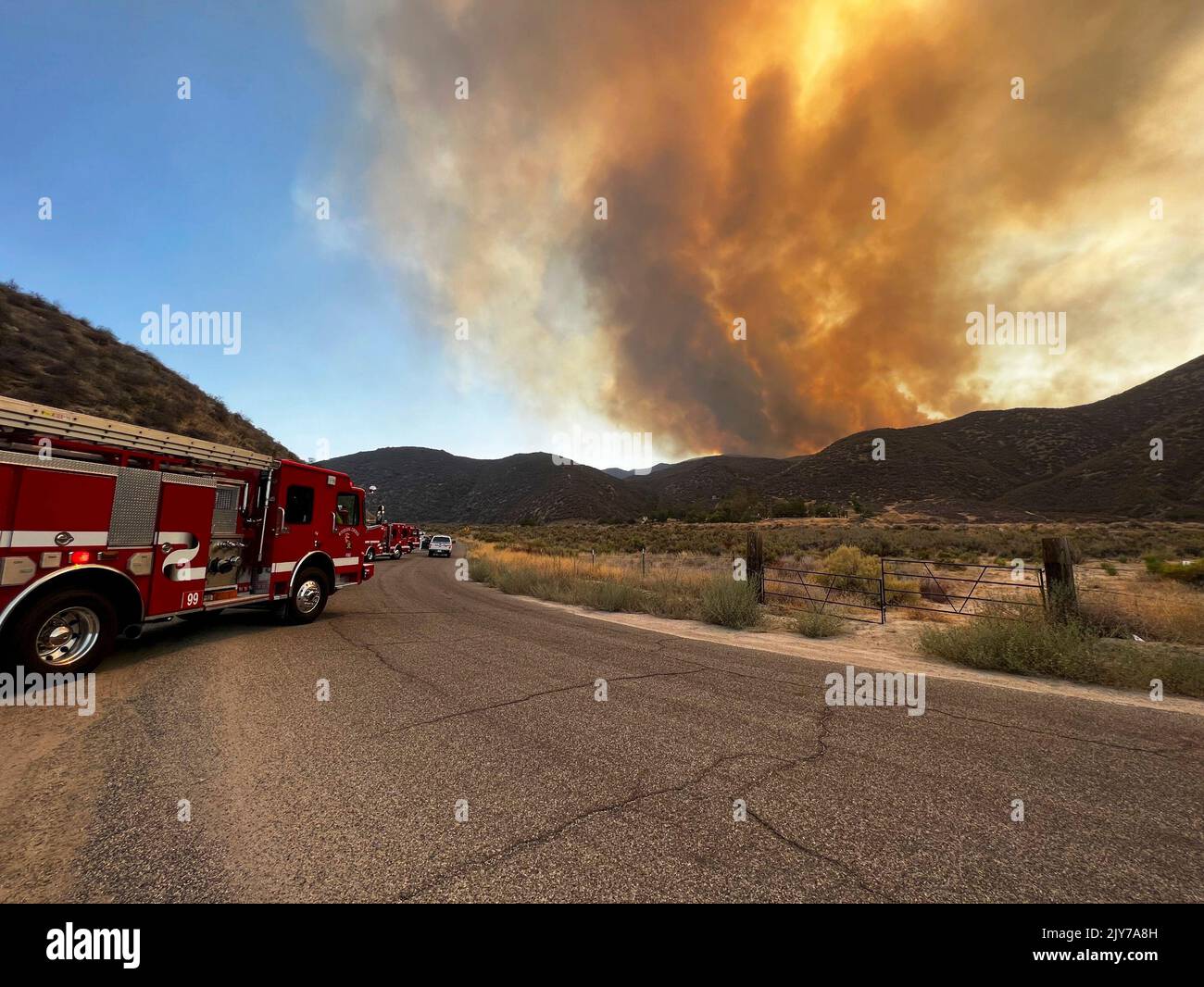 Hemet, California, USA. 6th Sep, 2022. Crews battle the Fairview fire ...