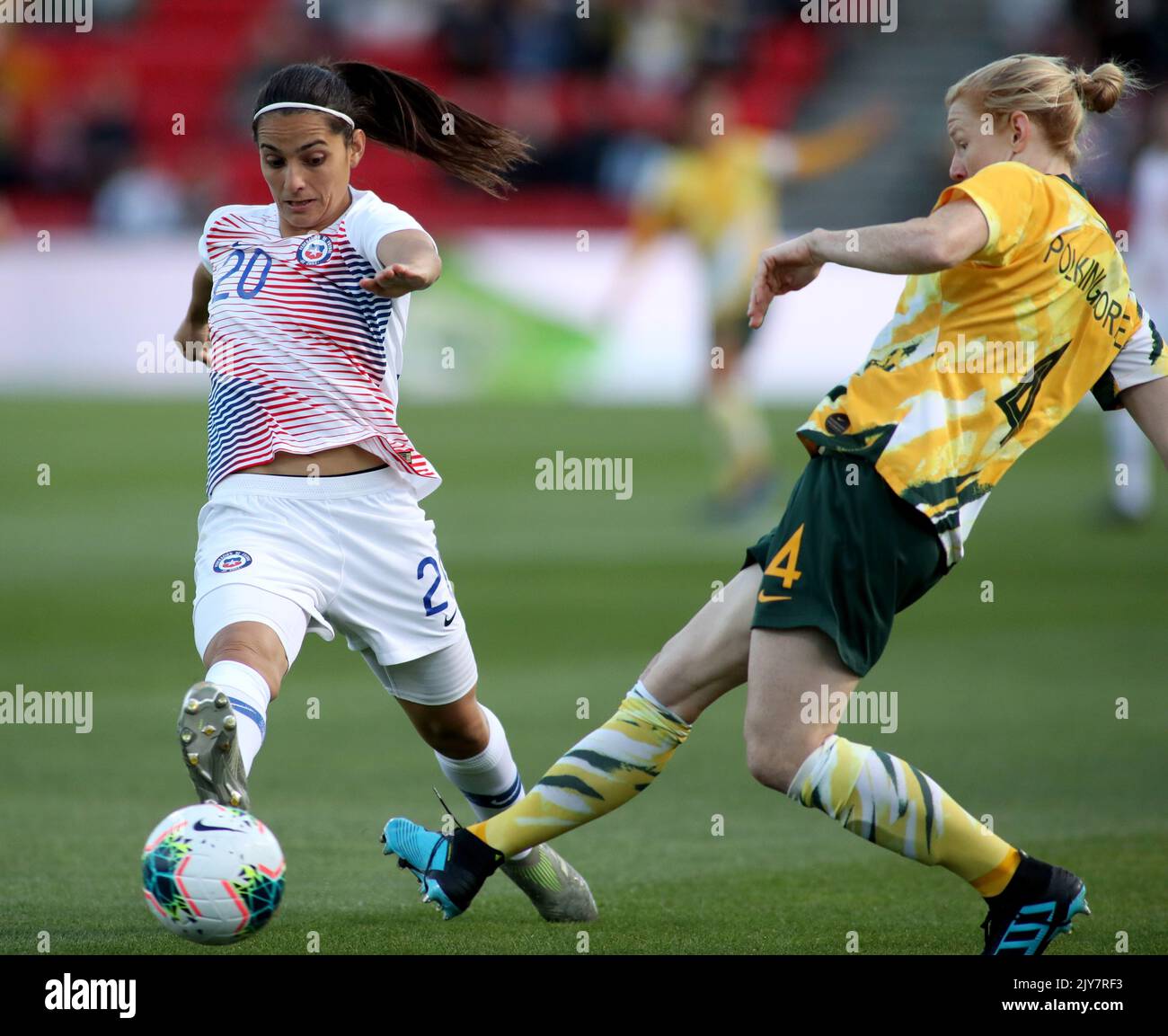 Daniela Zamora of Chile and Claire Polkinghorne of the Matildas during ...
