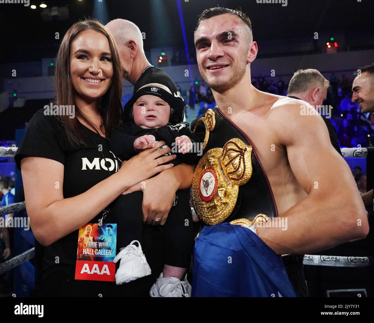 Andrew Maloney celebrates his win against Elton Darry with wife Chelsea ...