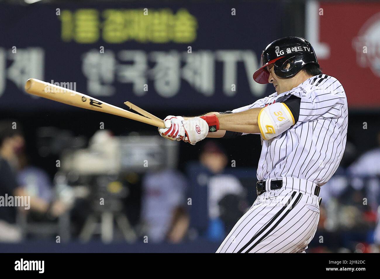 08th Sep, 2022. Baseball: LG Twins vs. SSG Landers Lee Hyung-jong of the LG Twins hits a single ...
