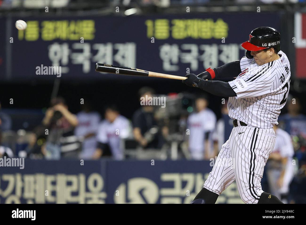 08th Sep, 2022. Baseball: LG Twins vs. SSG Landers Kim Hyu-soo of the LG Twins hits a single ...