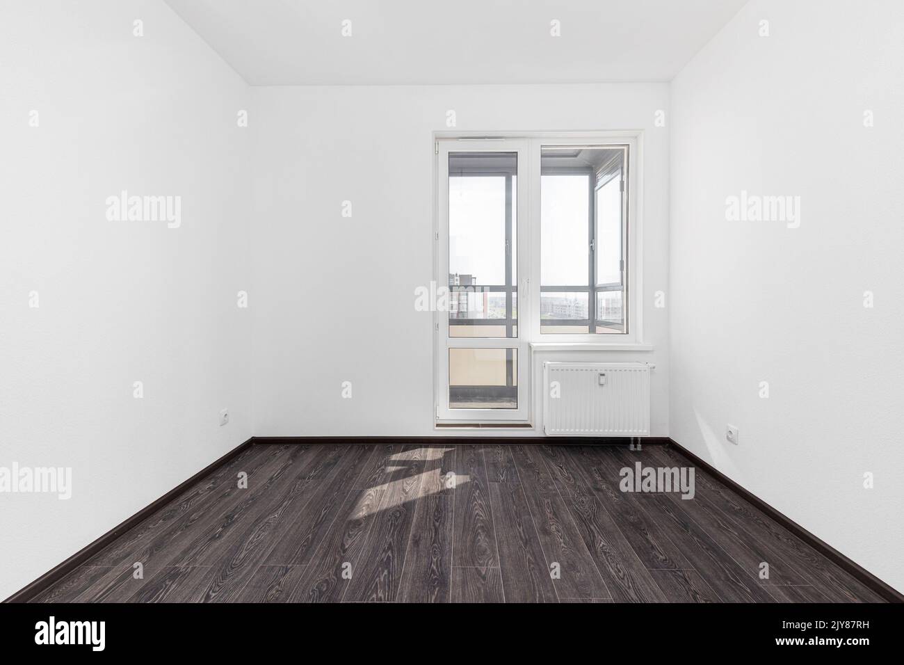 Empty white room without decoration and renovation Stock Photo - Alamy