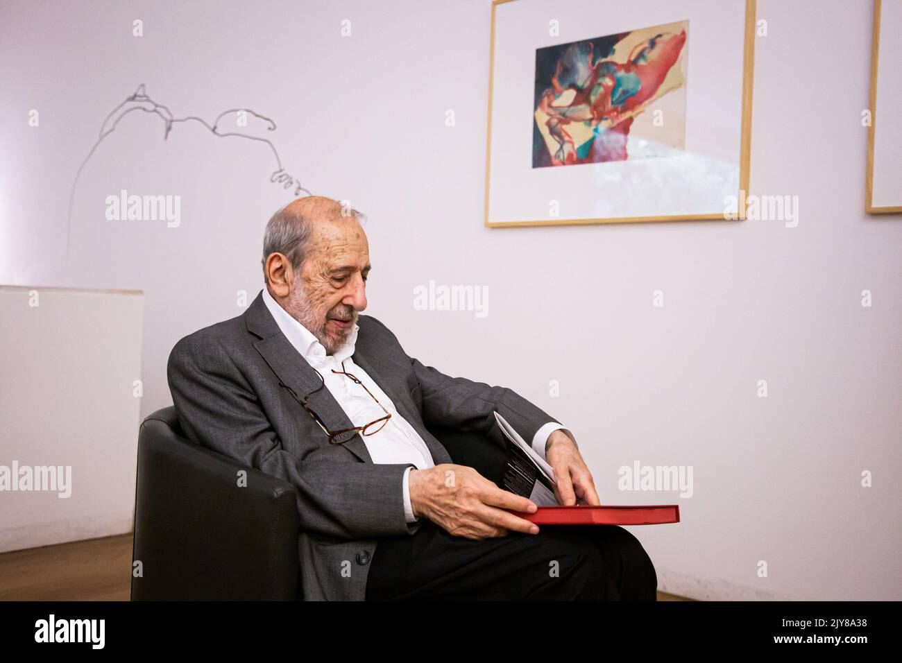 Portuguese architect Alvaro Siza Vieira, speaks to journalists about ...