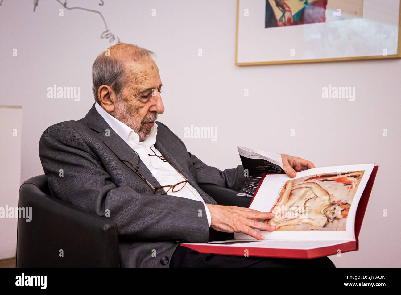 Portuguese architect Alvaro Siza Vieira, speaks to journalists about ...