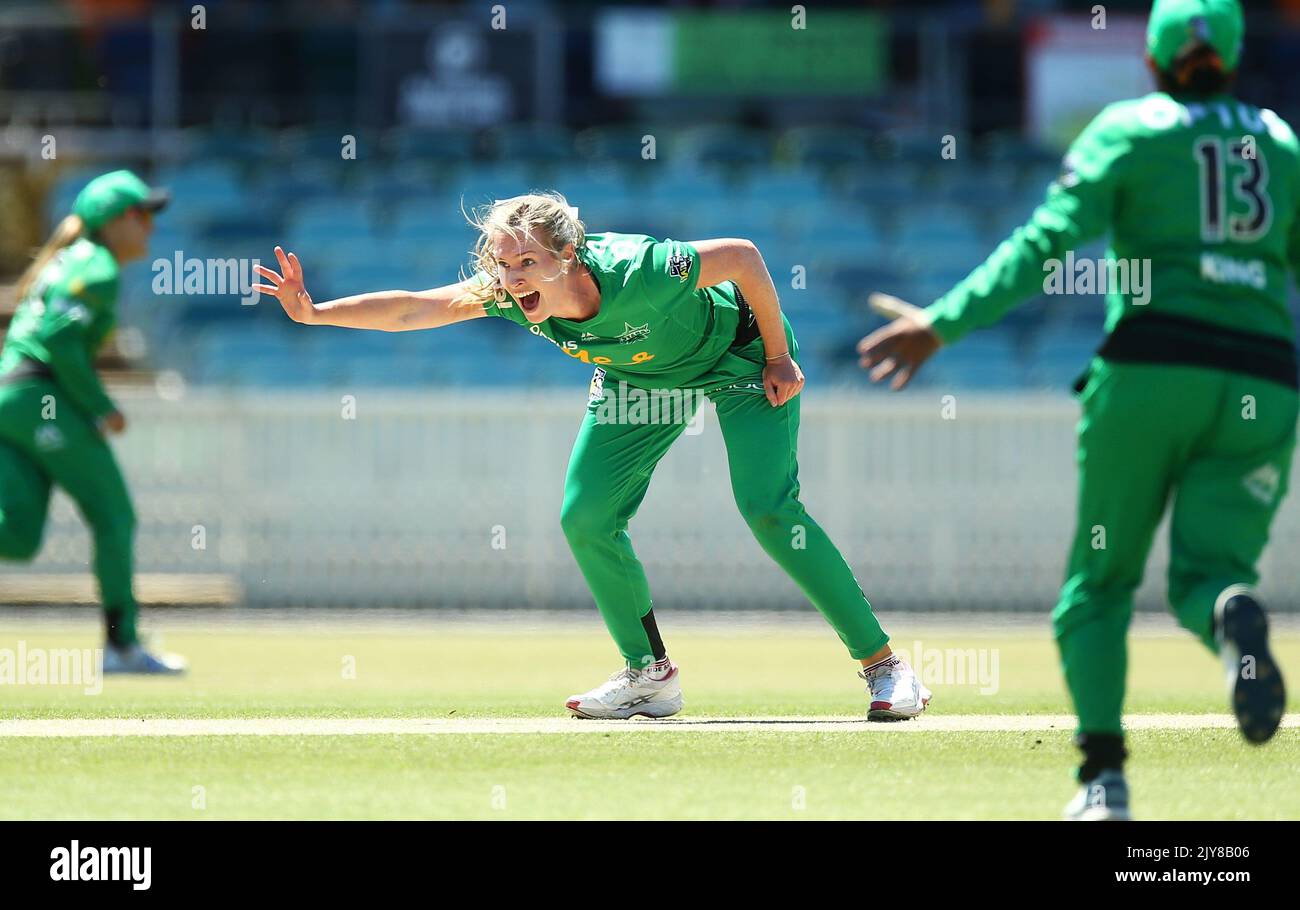Holly Ferling of the Stars appeals for a wicket during the Women's Big ...