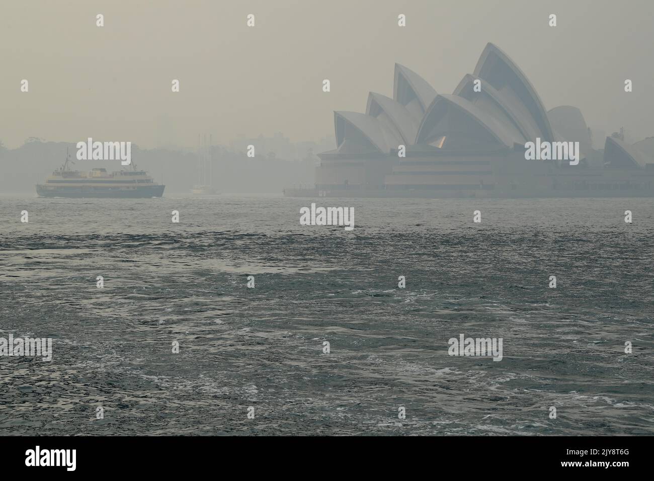 The Sydney Opera House can be seen as smoke haze from bushfires in New ...
