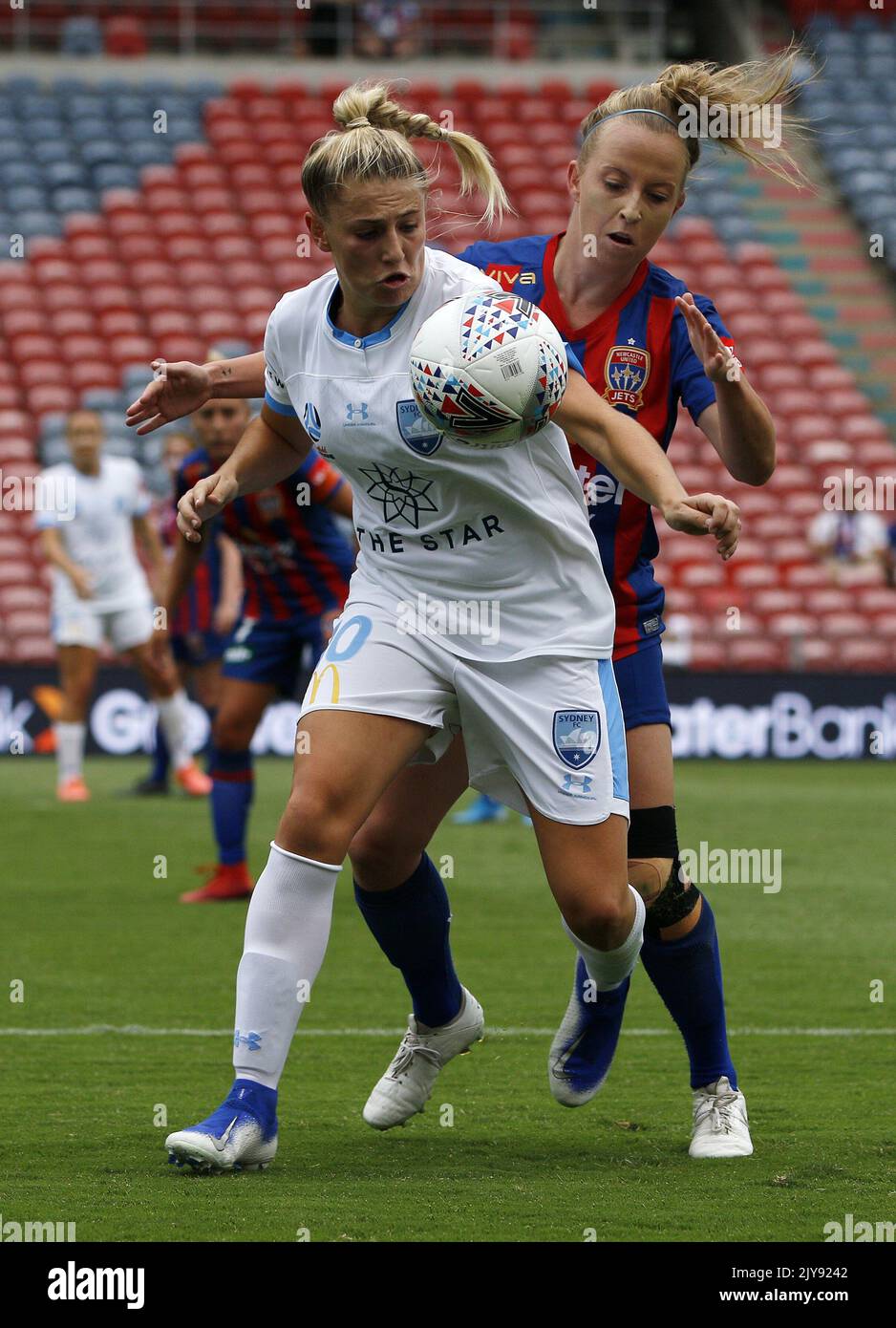 Remy Siemsen of Sydney FC contests the ball with Hannah Brewer of the ...