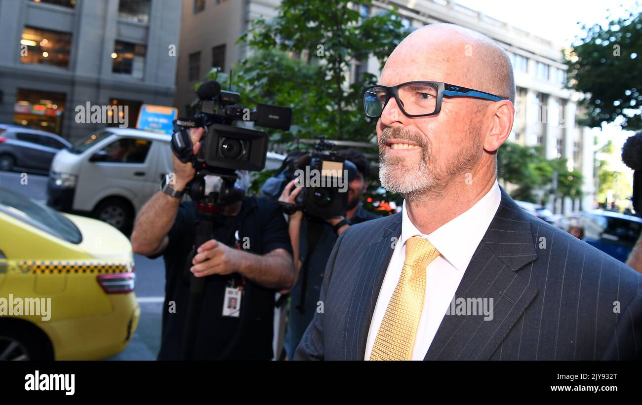 Former Victoria Police Cheif Commissioner Simon Overland (right ...